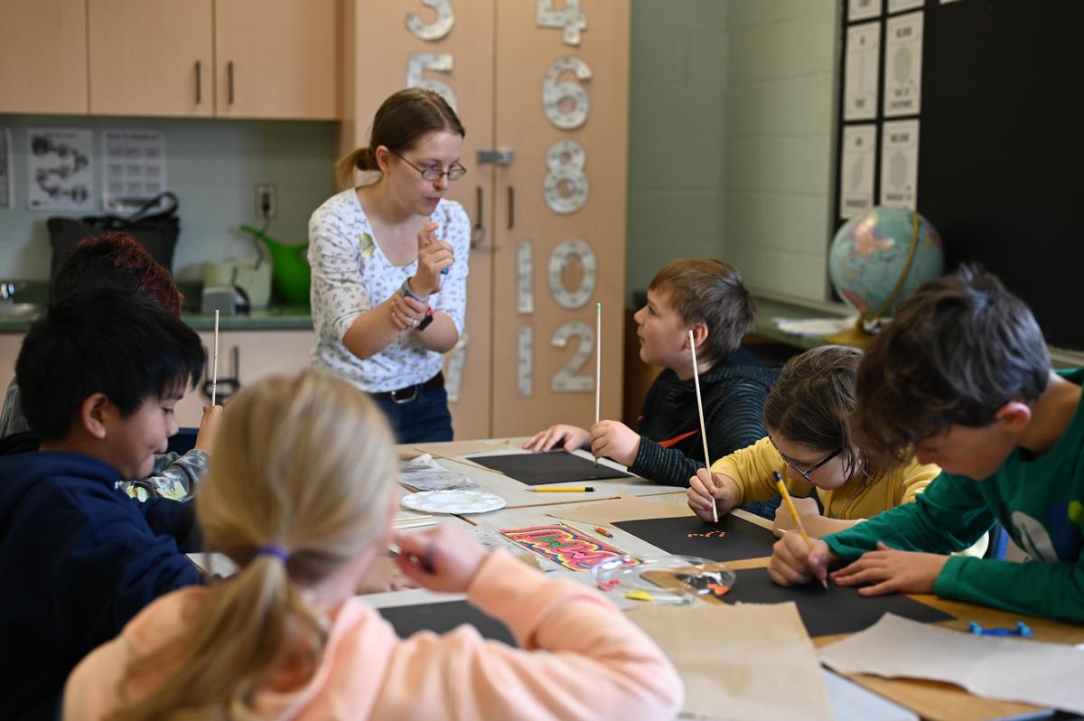 Wellington Catholic DSB Students Learn M tis Dot Art From M tis Wellington Catholic DSB Students Learn M tis Dot Art From M tis
